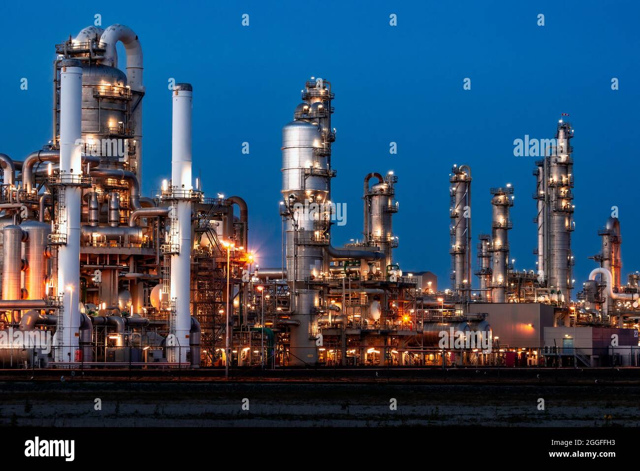 oil refinery power station plant Stock Photo - Alamy