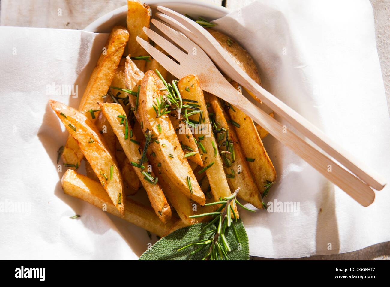 Presentation of a plate of homemade potato chips Stock Photo - Alamy