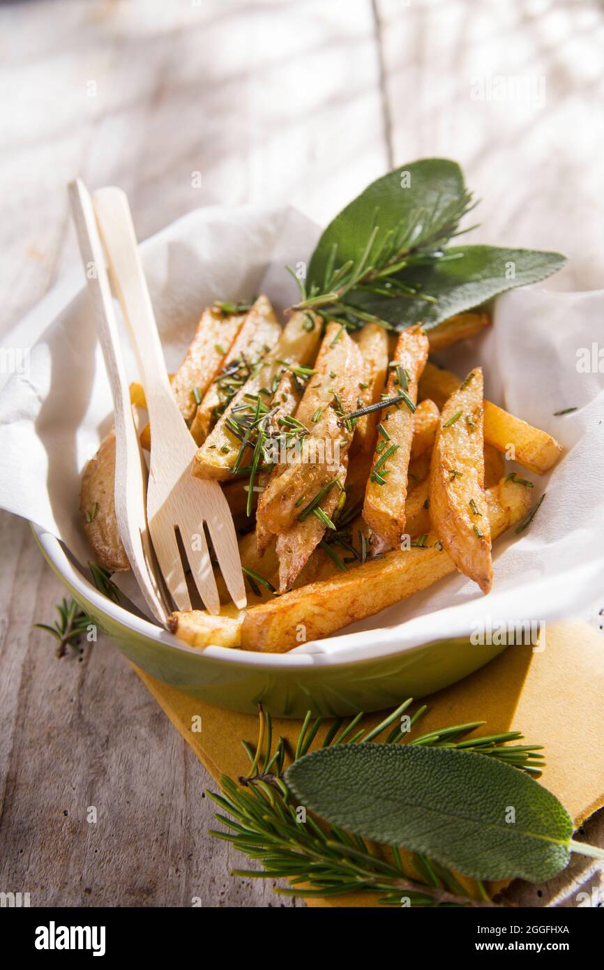 Presentation of a plate of homemade potato chips Stock Photo - Alamy
