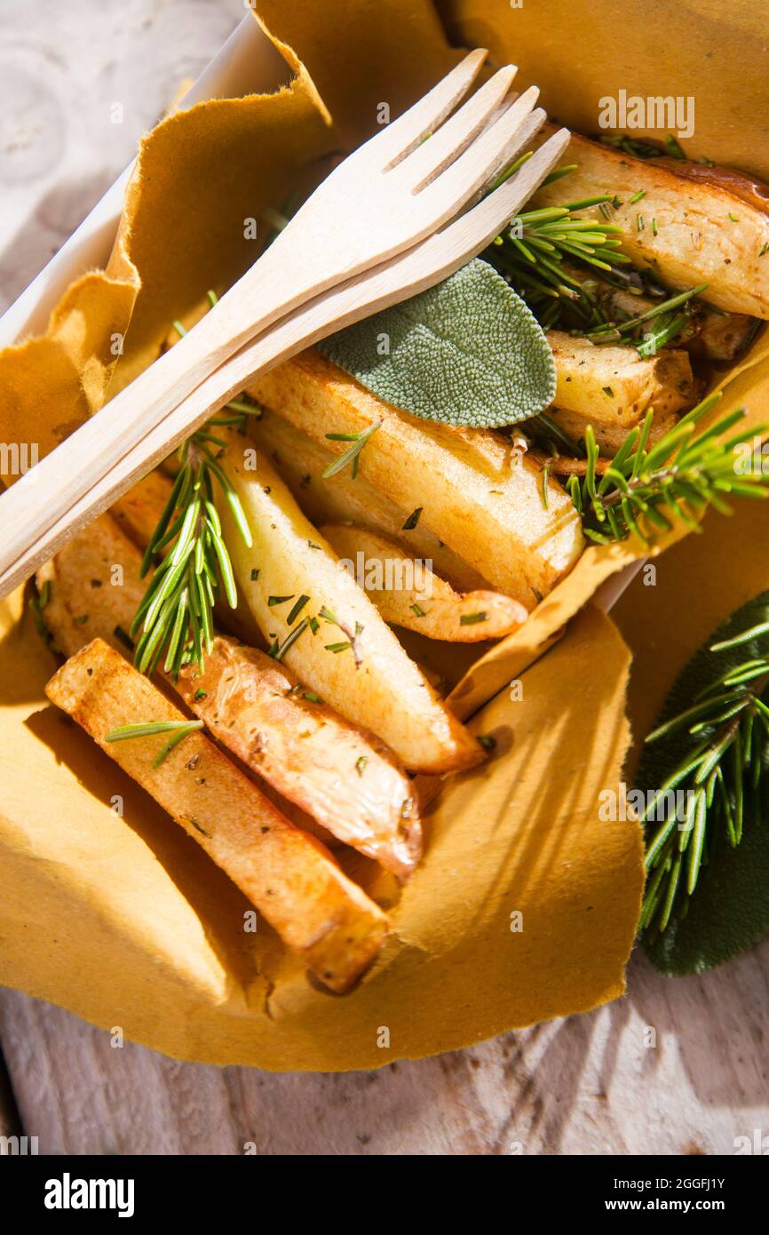 Presentation of a plate of homemade potato chips Stock Photo - Alamy