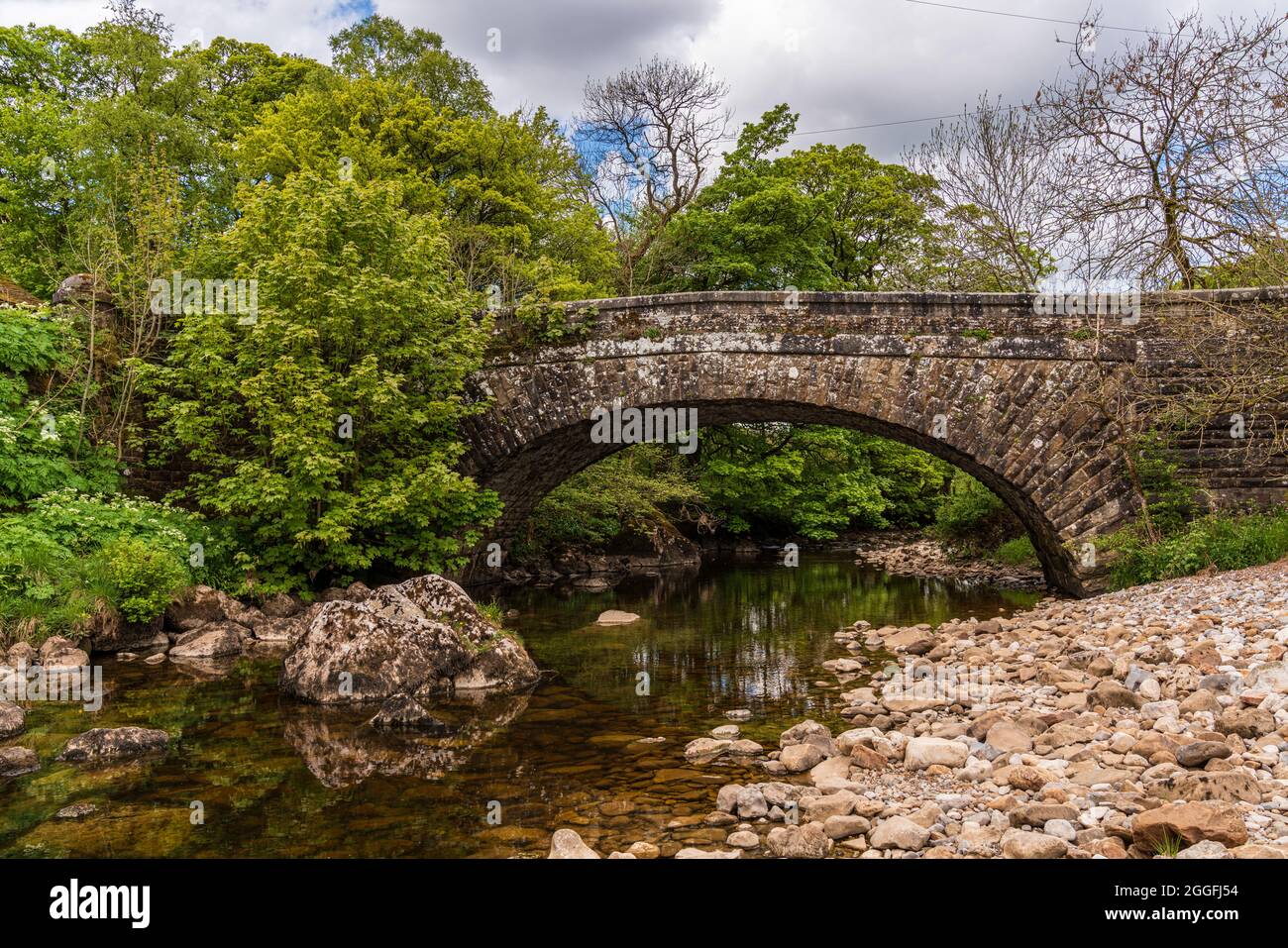 Stone bridge over the River Wharfe in Hubberholme, North Yorkshire ...