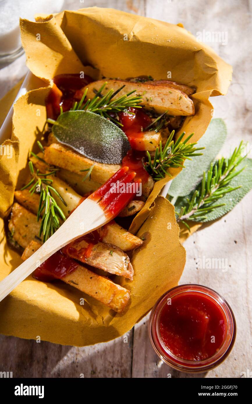Presentation of a plate of homemade potato chips Stock Photo - Alamy