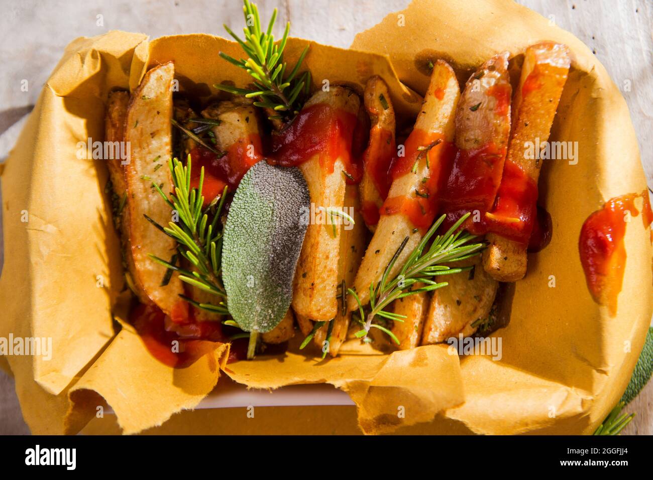 Presentation of a plate of homemade potato chips Stock Photo - Alamy