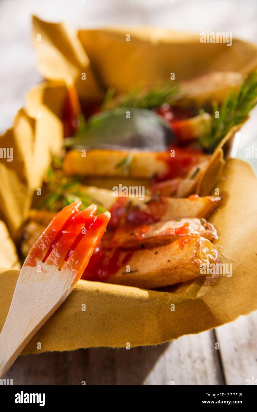 Presentation of a plate of homemade potato chips Stock Photo - Alamy