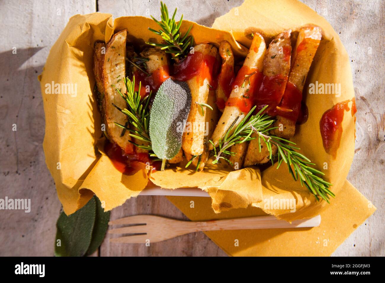 Presentation of a plate of homemade potato chips Stock Photo - Alamy