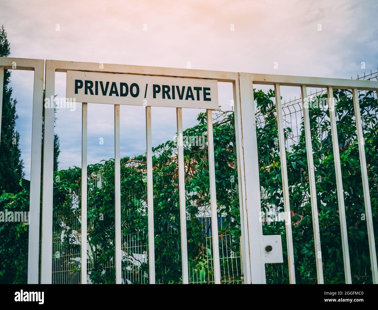 White gates hi-res stock photography and images - Alamy