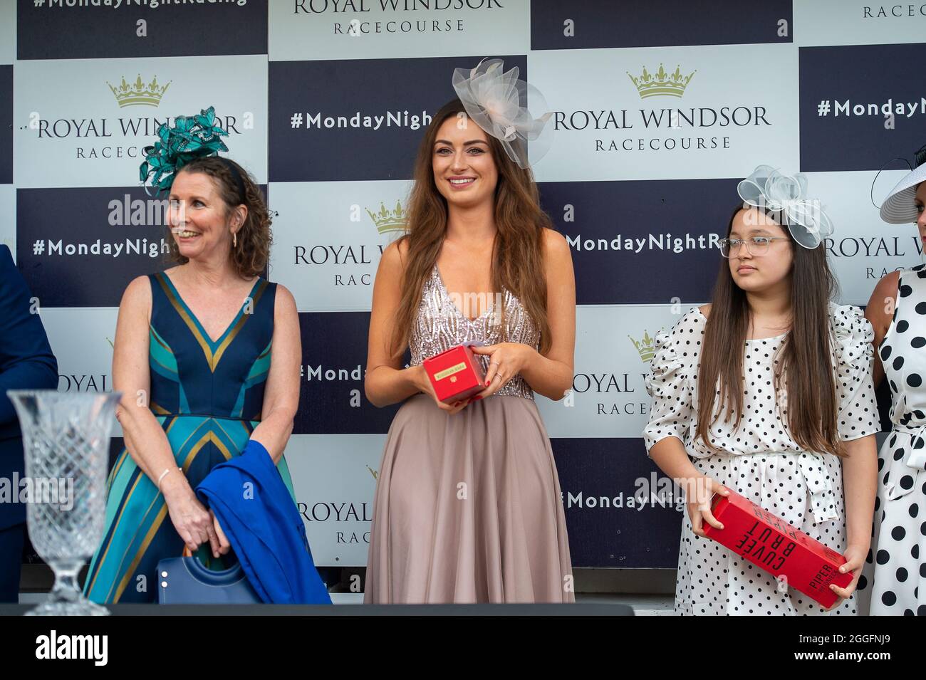 Best dressed racegoers hi-res stock photography and images - Alamy