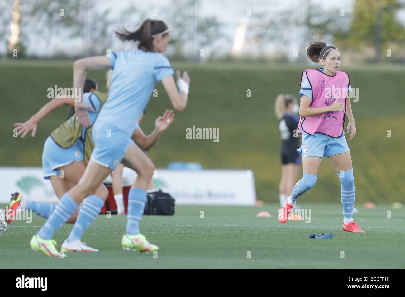 Vicky Losada (17, Manchester City) warms up before the UEFA Women's ...