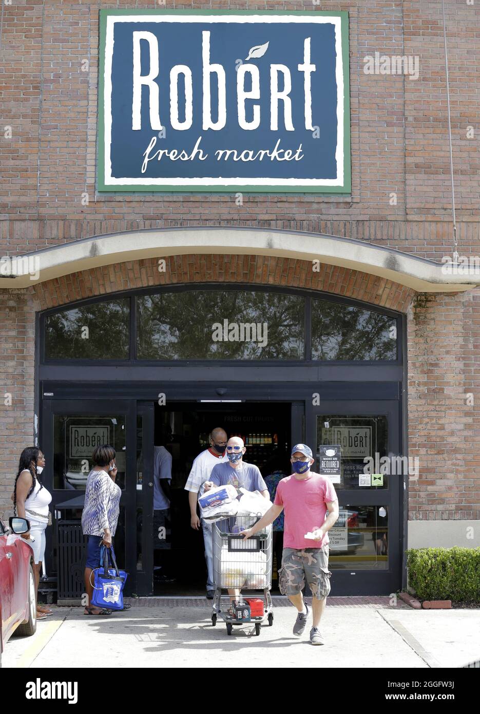 Shoppers leave grocery store hi-res stock photography and images - Alamy