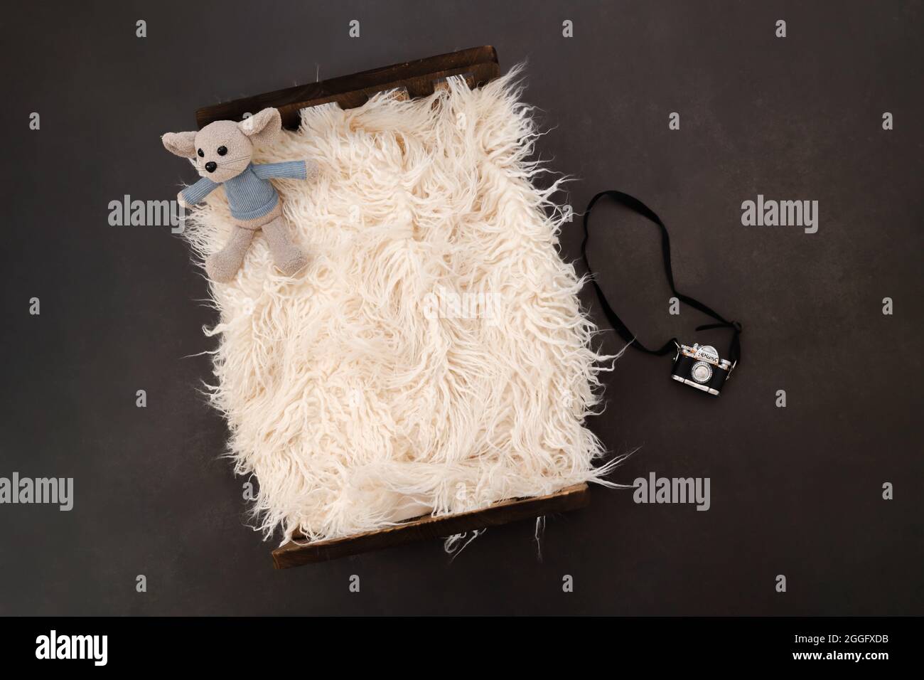 Newborn photography dark grey backdrop/background Stock Photo - Alamy