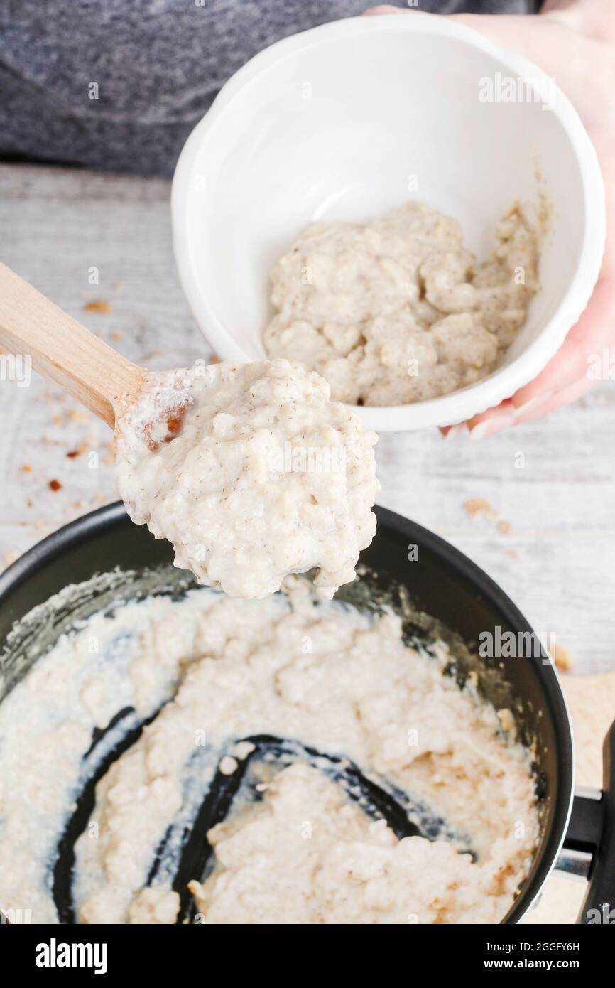 Pot of porridge. Healthy food Stock Photo - Alamy