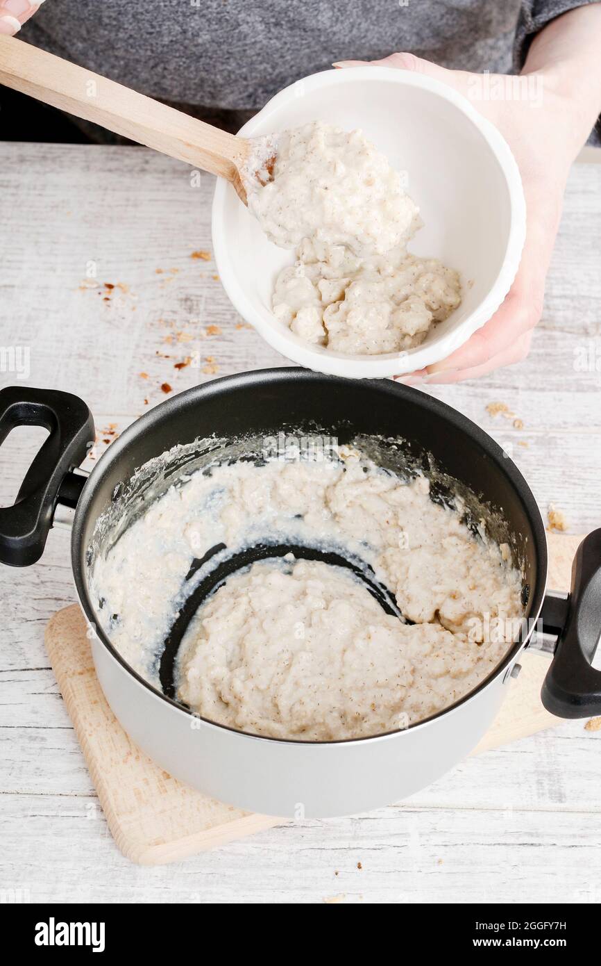 Pot of porridge. Healthy food Stock Photo - Alamy