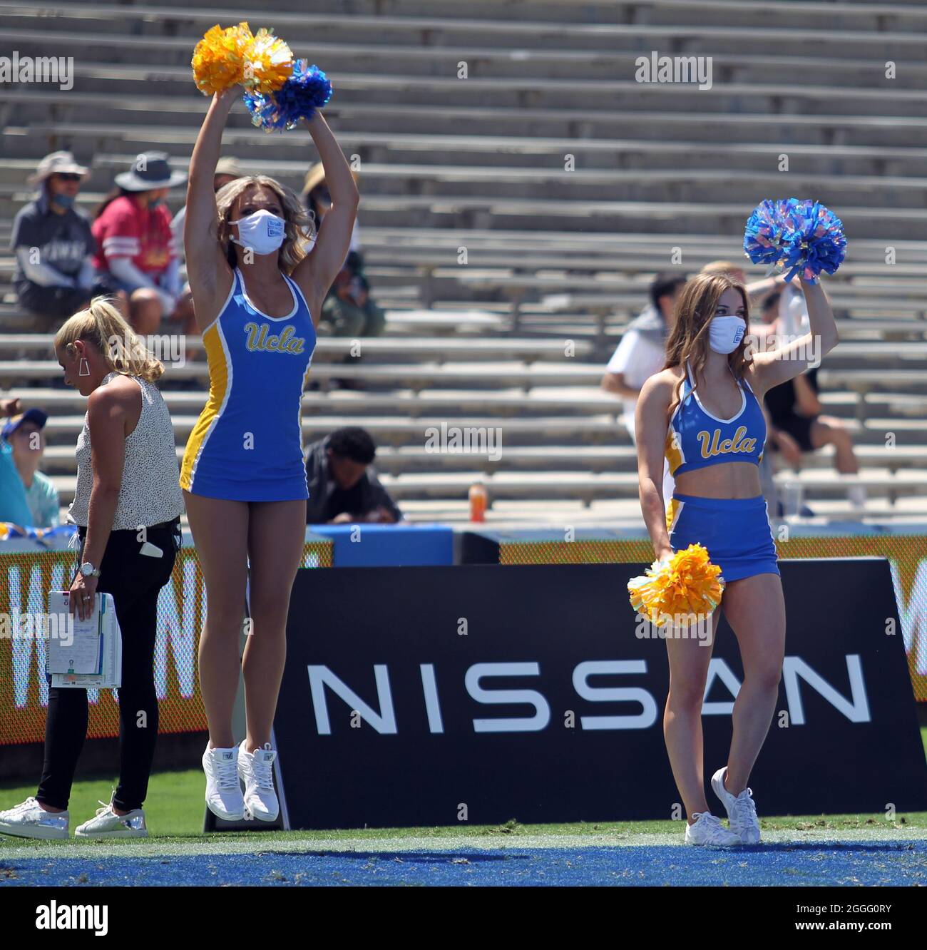 Ucla cheerleaders hi-res stock photography and images - Alamy