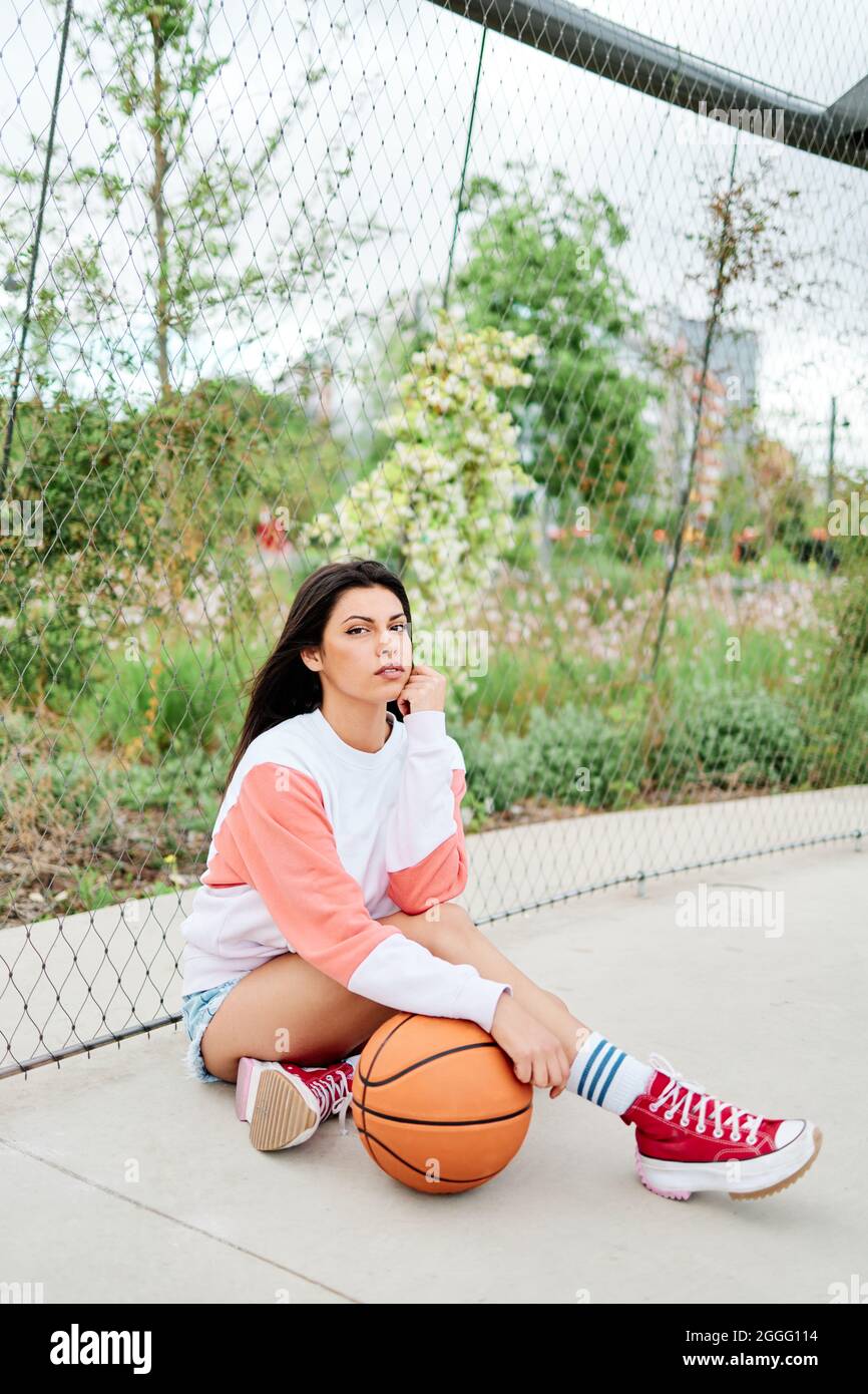 Basketball player girl hi-res stock photography and images - Alamy