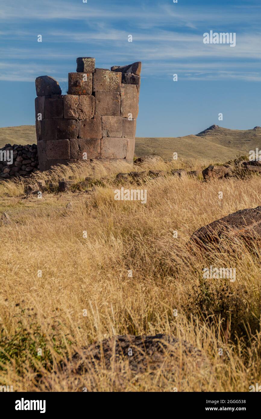Ruins of funerary towers Sillustani, Peru Stock Photo - Alamy