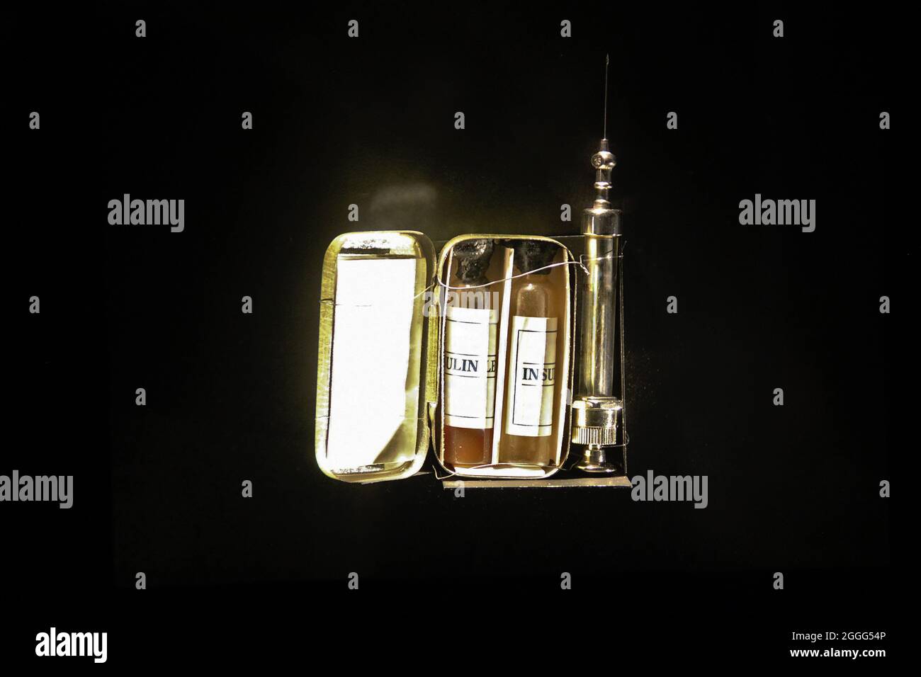 The First Original Insulin Bottle and Syringe Stock Photo - Alamy
