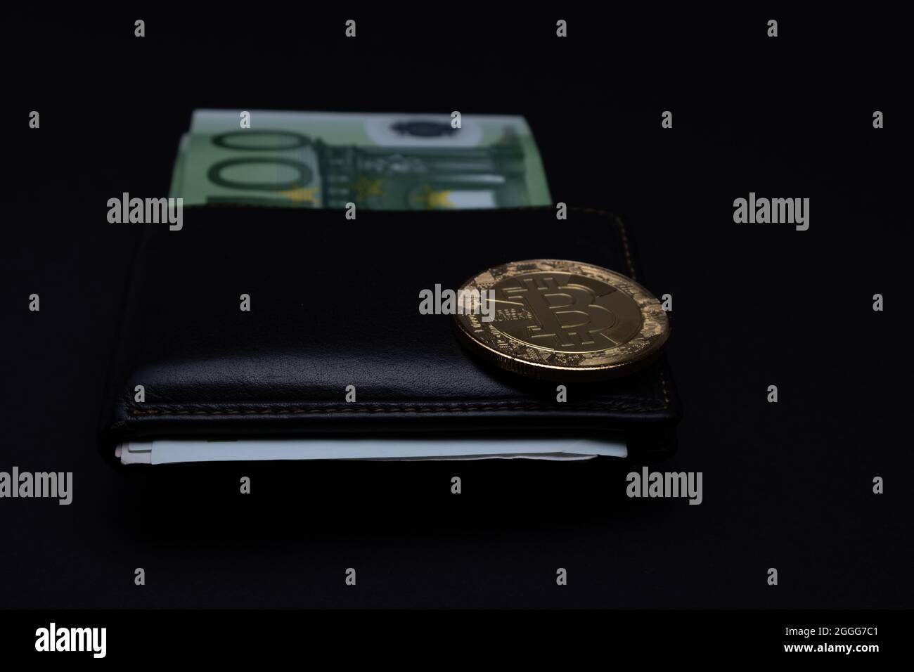 100 euro banknote with wallet hi-res stock photography and images - Alamy