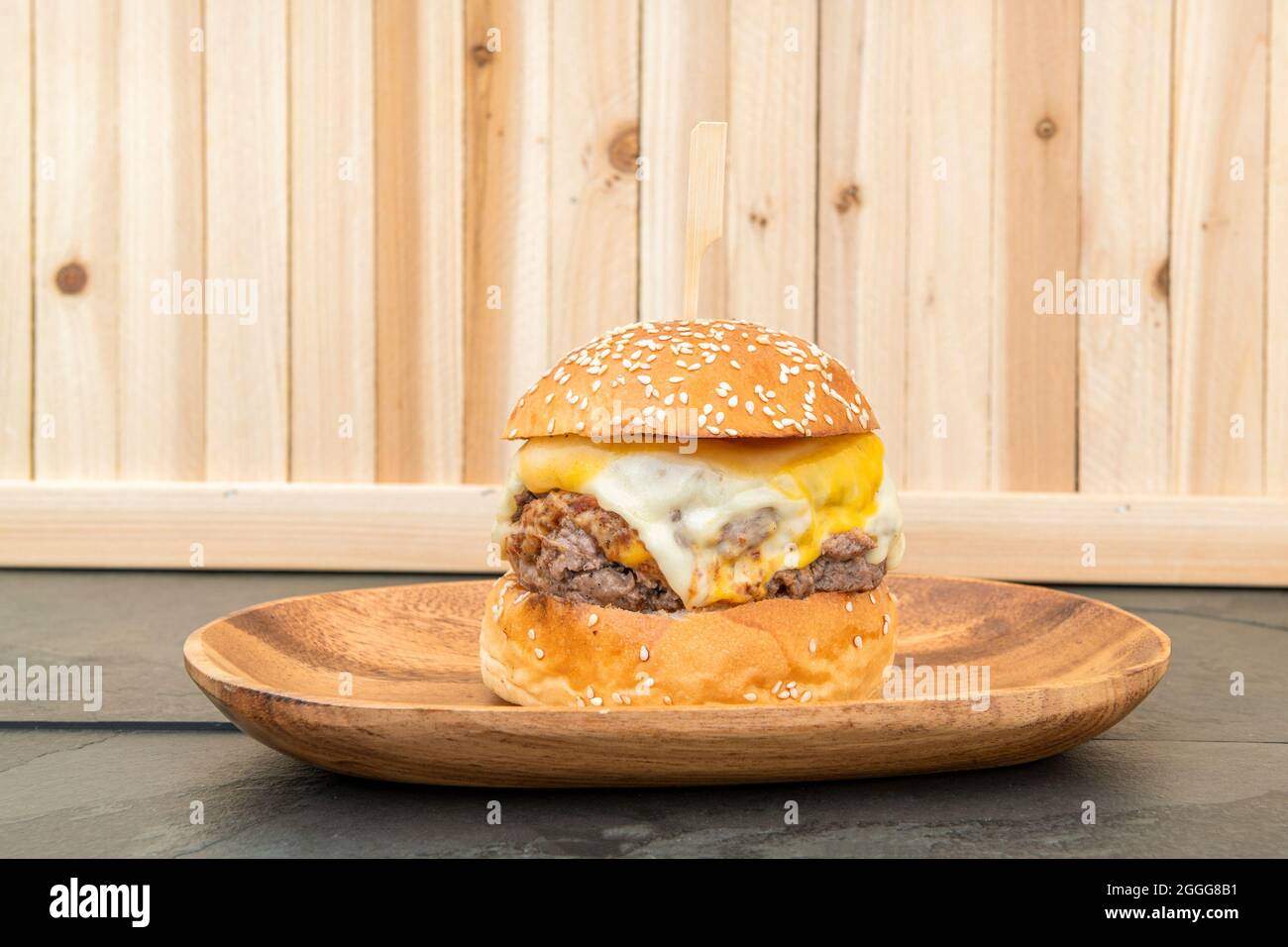 Burger with 200 grams of beef, fried eggs and melted cheddar cheese ...