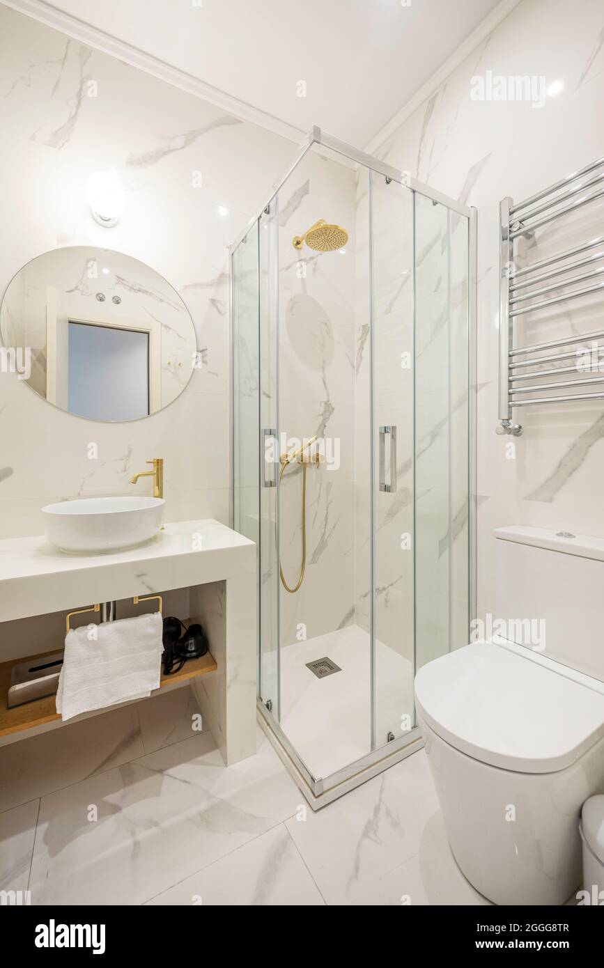 Gold bathroom taps hi-res stock photography and images - Alamy