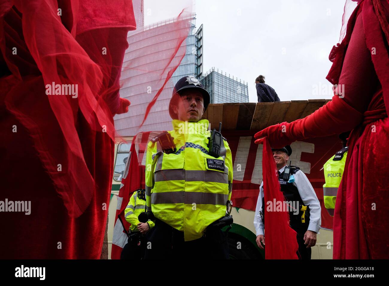 London, UK. 31st August 2021. Red Rebel Brigade faces the police ...