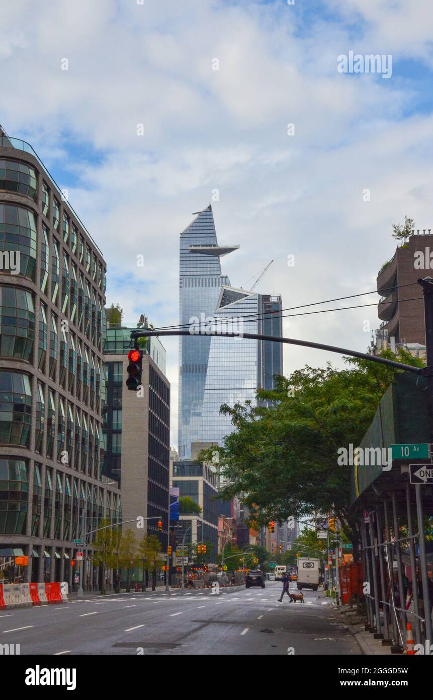 Manhattan Cityscape on High Line Observation Deck. Quiet Manhattan city ...