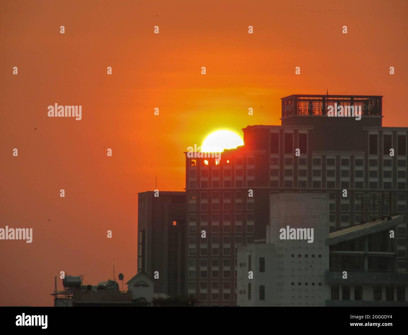 Tall building silhouette hi-res stock photography and images - Alamy