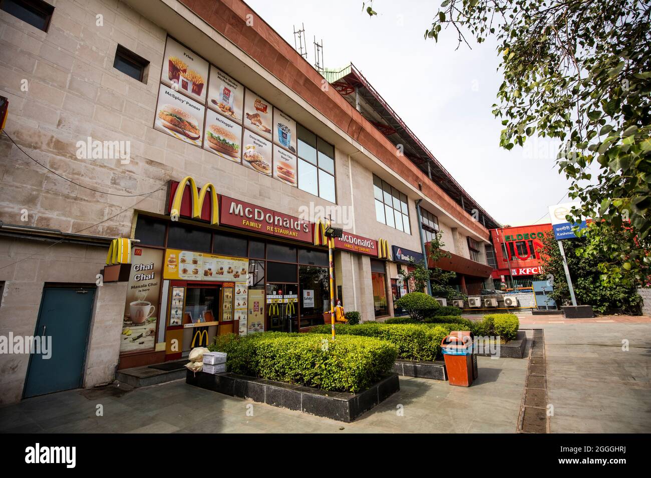 India gate metro station hi-res stock photography and images - Alamy