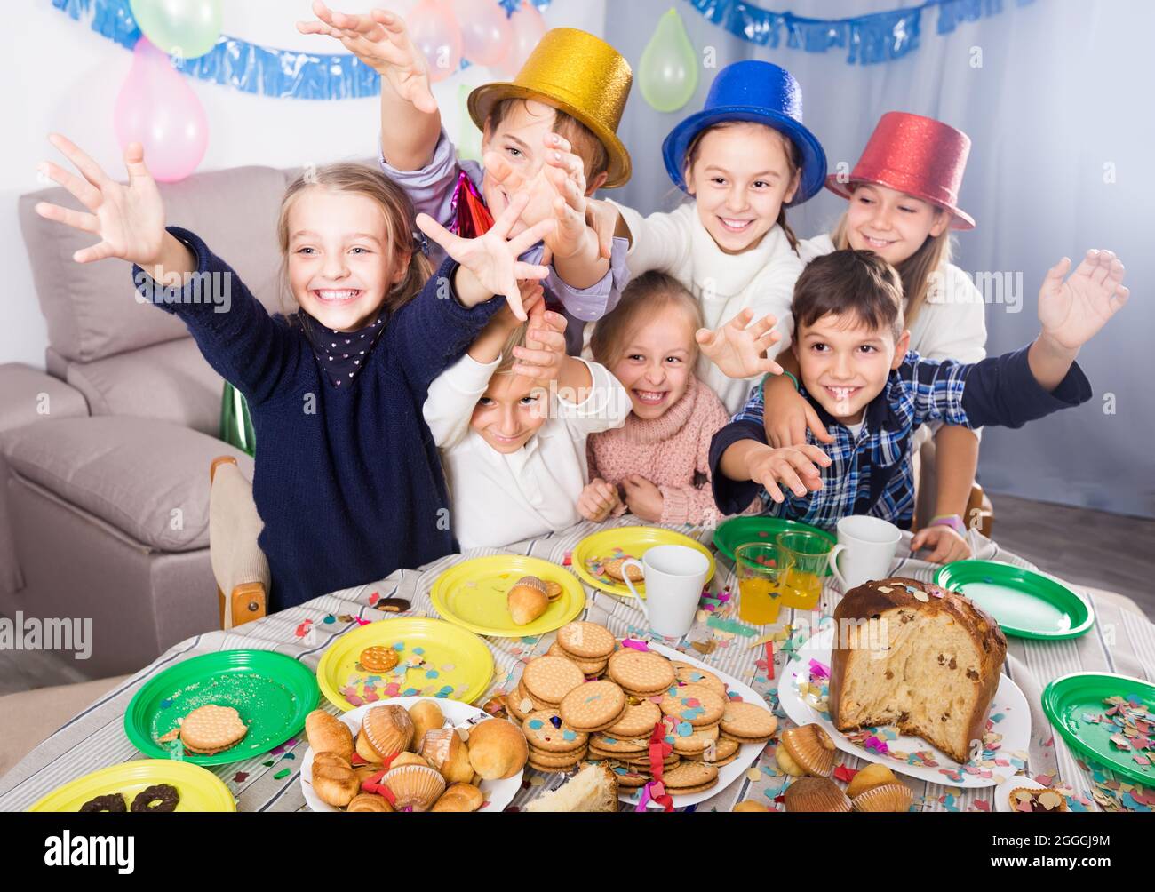 Friend dinner party kids hi-res stock photography and images - Alamy