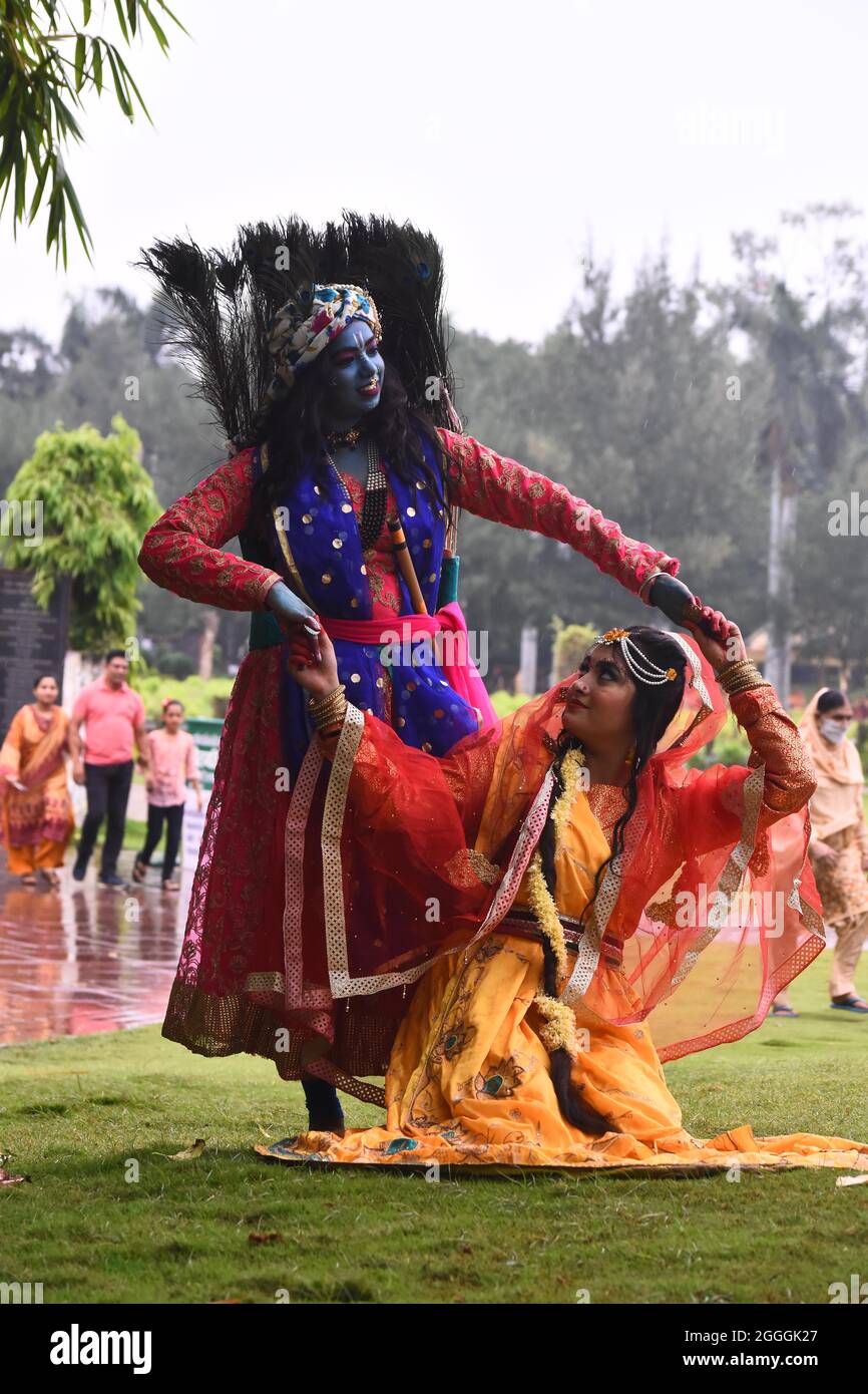 Jabalpur : Artist dress up as a krishna and radha pose for the ...