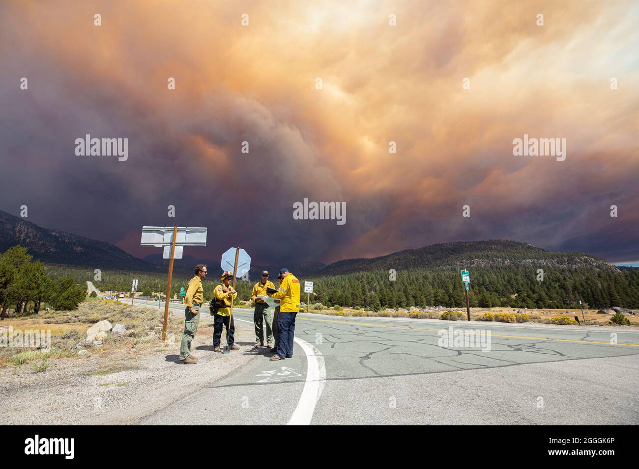 El Dorado County, USA. 31/08/2021, A large plume of smoke from the ...