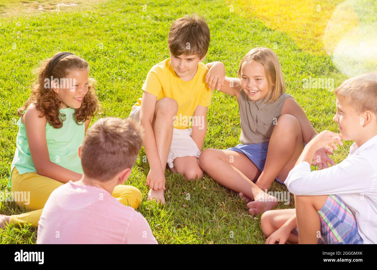 Portrait of five smiling friends kids posing in a park Stock Photo - Alamy
