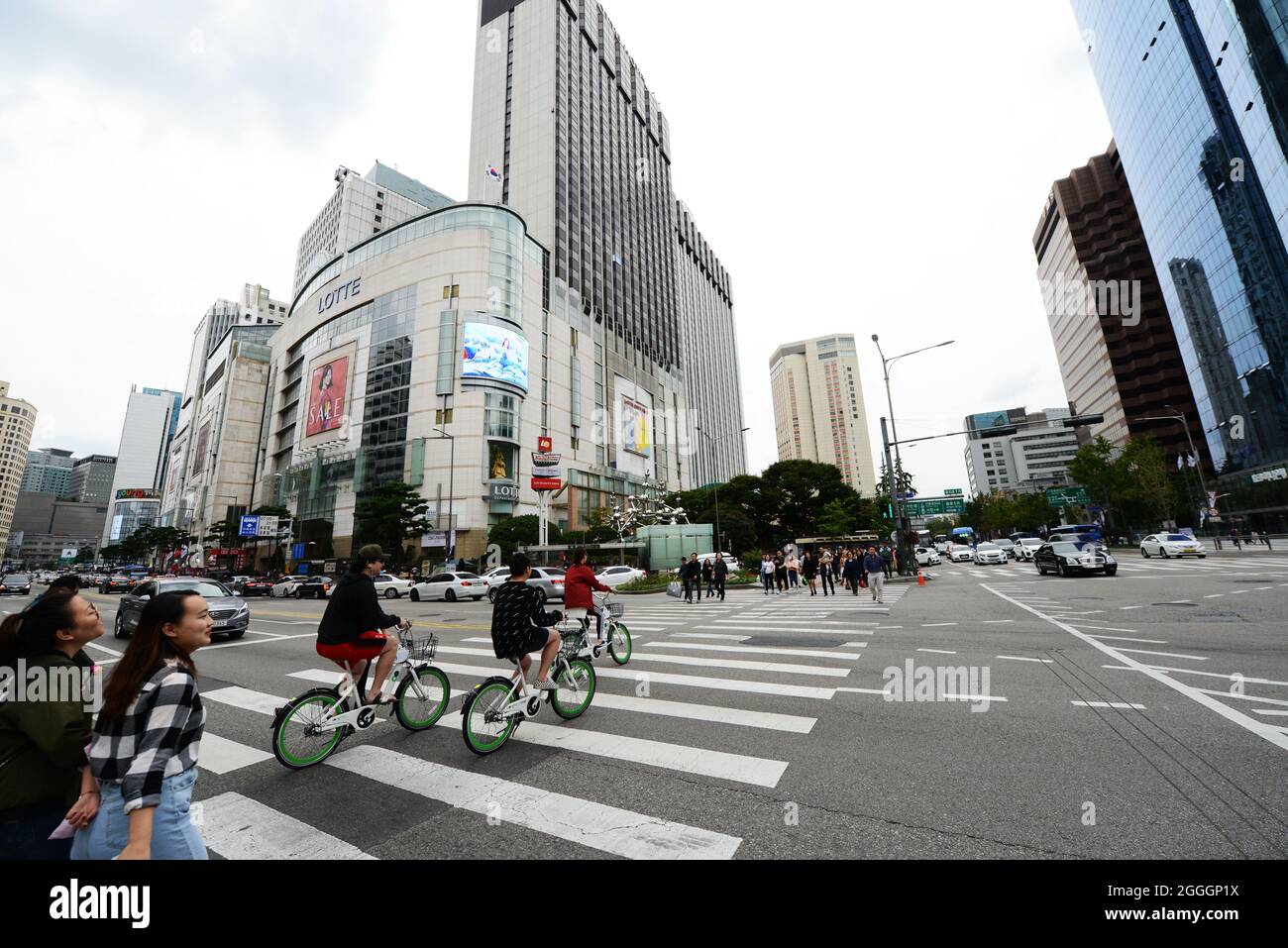 Lotte shopping mall on Namdaemun-ro, Seoul, South Korea Stock Photo - Alamy