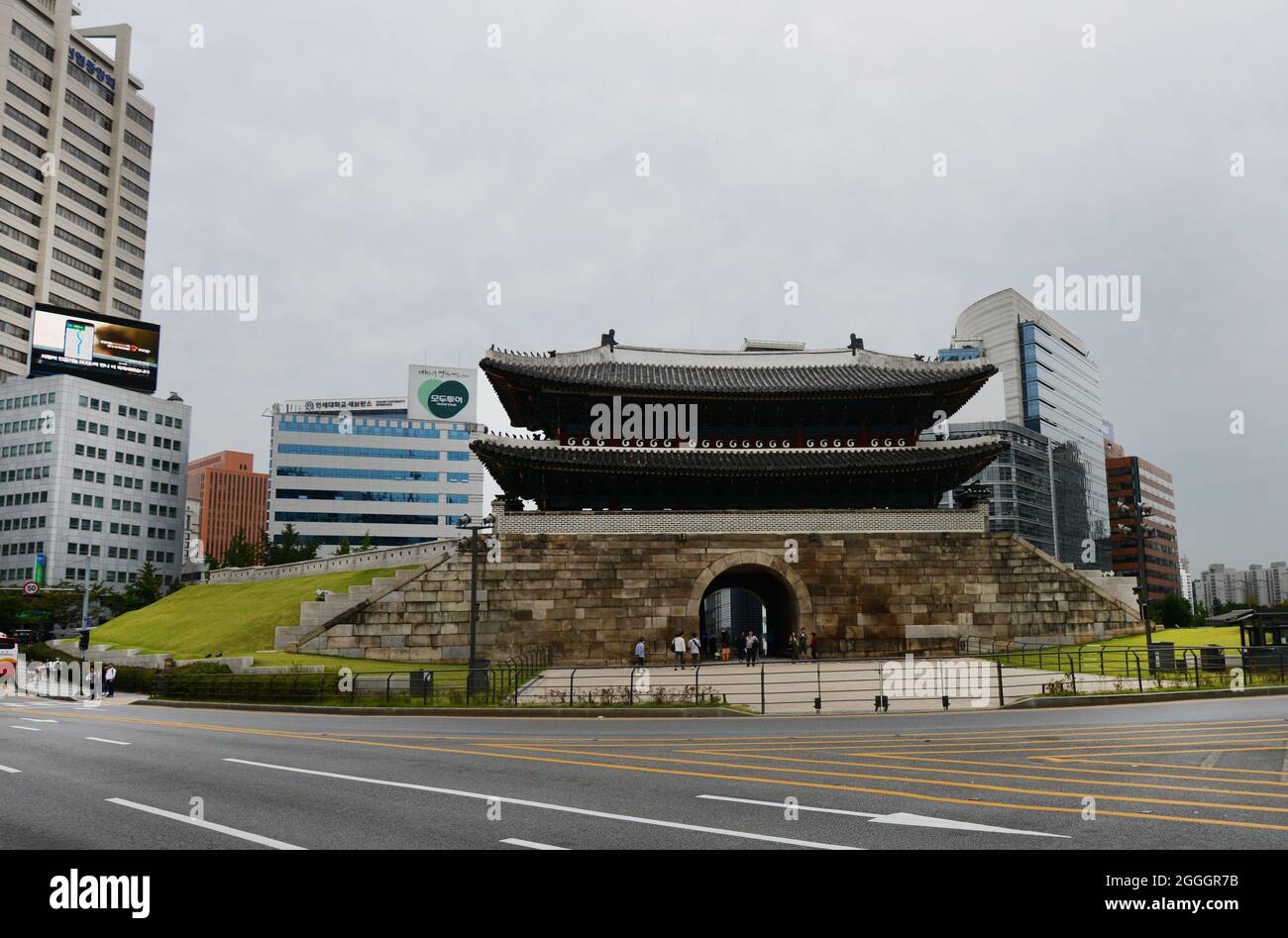 Namdaemun Gate ( Sungnyemun Gate ) in the Southern side of the fortress ...