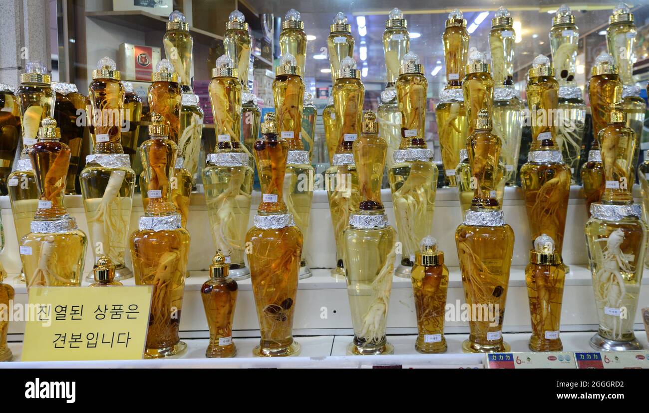 Display of ginseng (insam) at the Namdaemun Market, Seoul, Korea Stock ...