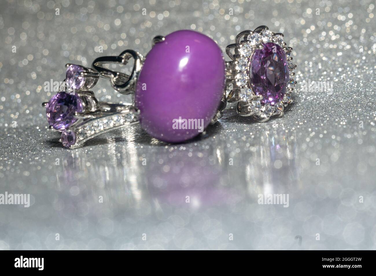 Violet gold jewellery hi-res stock photography and images - Alamy