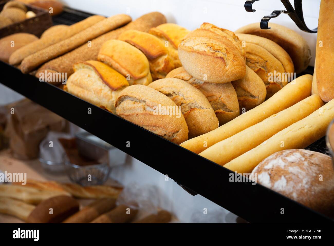 Freshly baked bread in bakery shop Stock Photo - Alamy