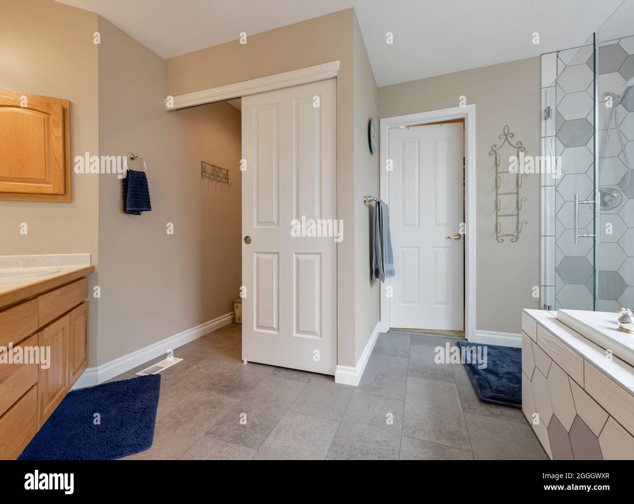 Modern residential bathroom interior Stock Photo - Alamy