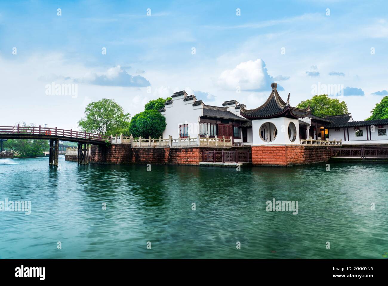 Yanshui Pavilion is one of the famous scenic spots in Jiujiang City ...