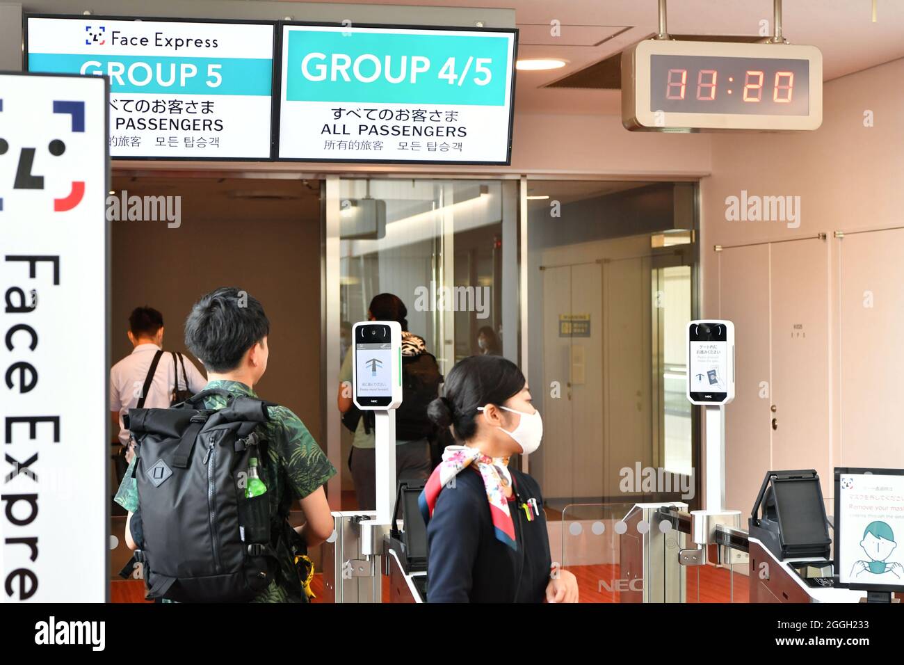 Passengers of JAL flight JL8010 to Chicago check in using Face Express ...