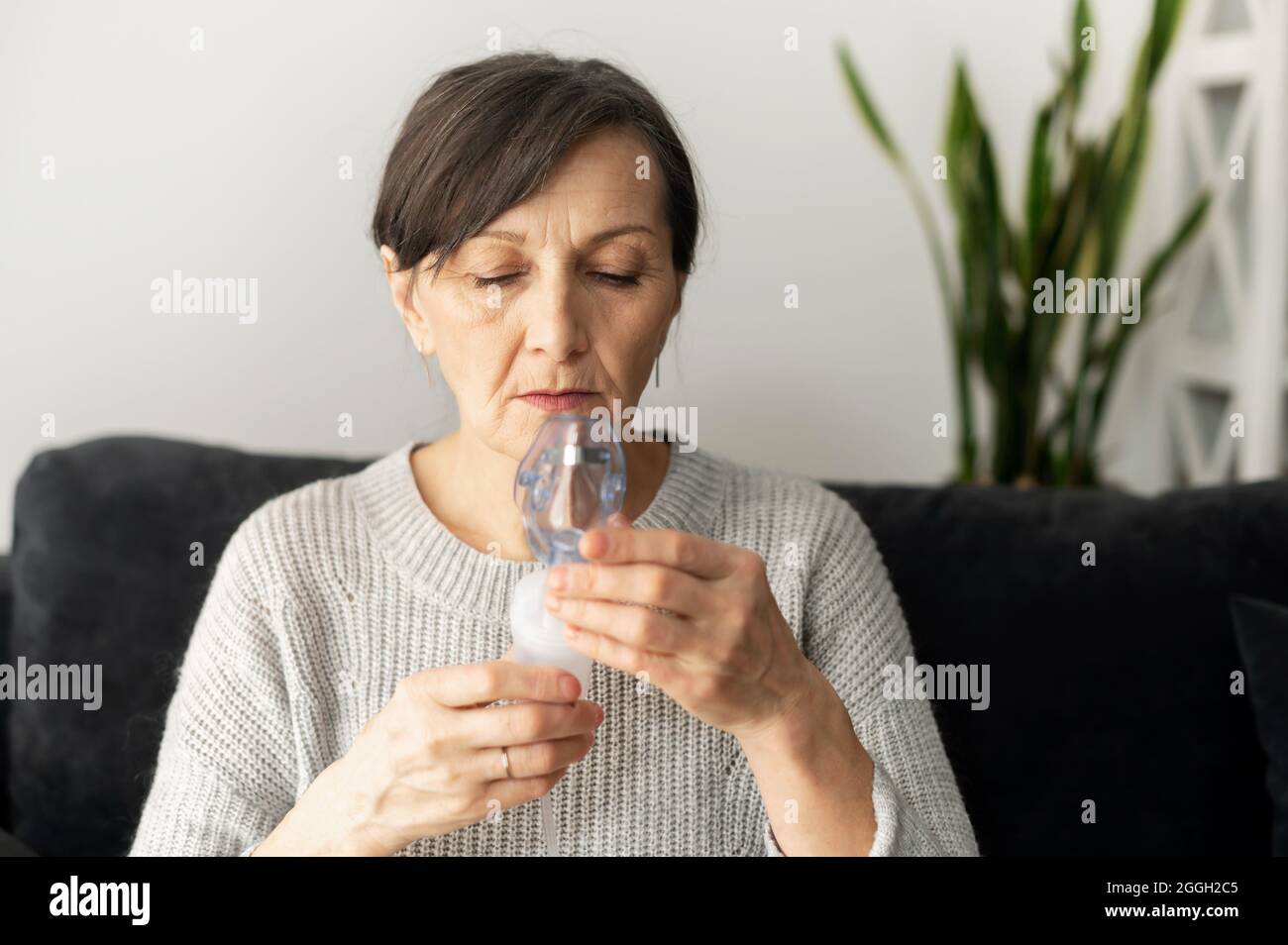 Oxygen mask home elderly hi-res stock photography and images - Alamy