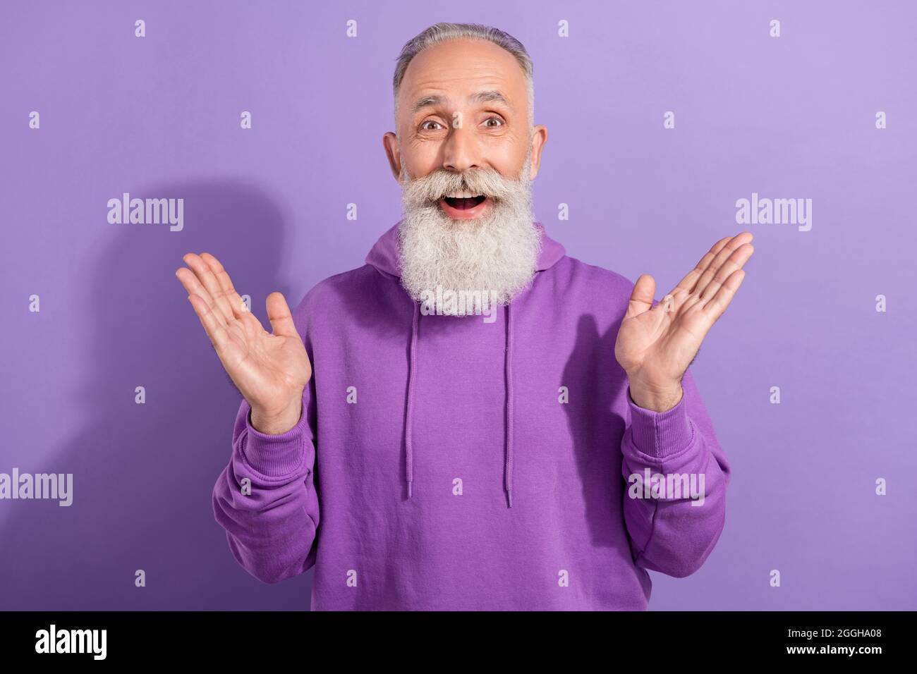 Portrait of attractive amazed cheerful grey-haired man clapping palms ...