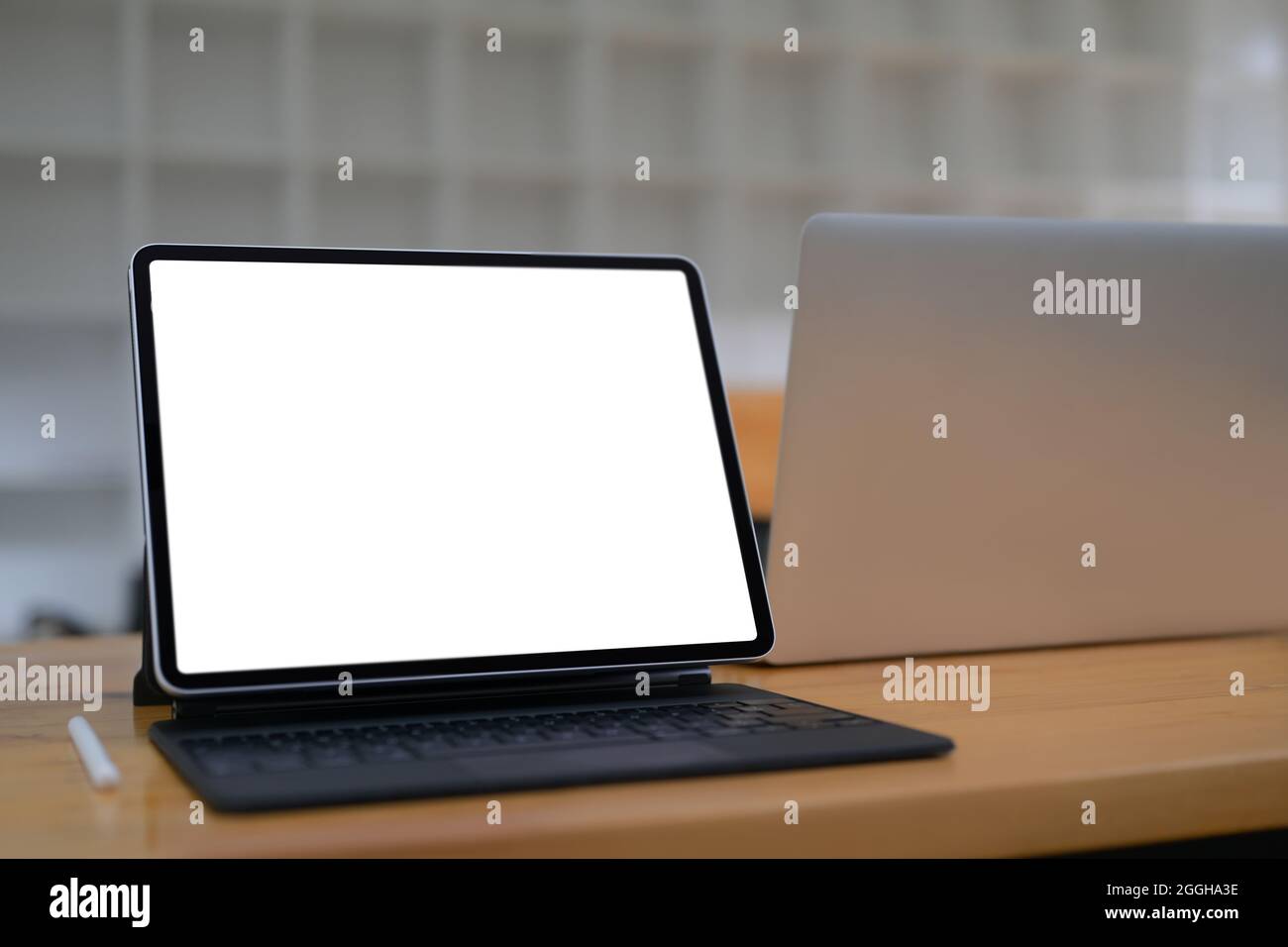 Computer tablet and stylus pen on office desk Stock Photo - Alamy