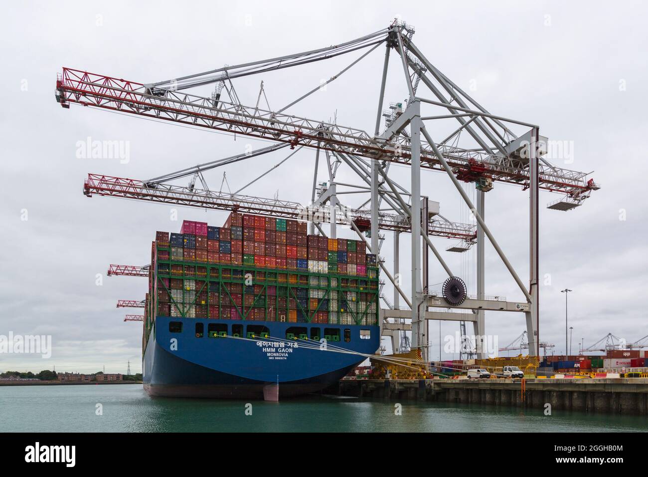 Flag ship containers hi-res stock photography and images - Alamy