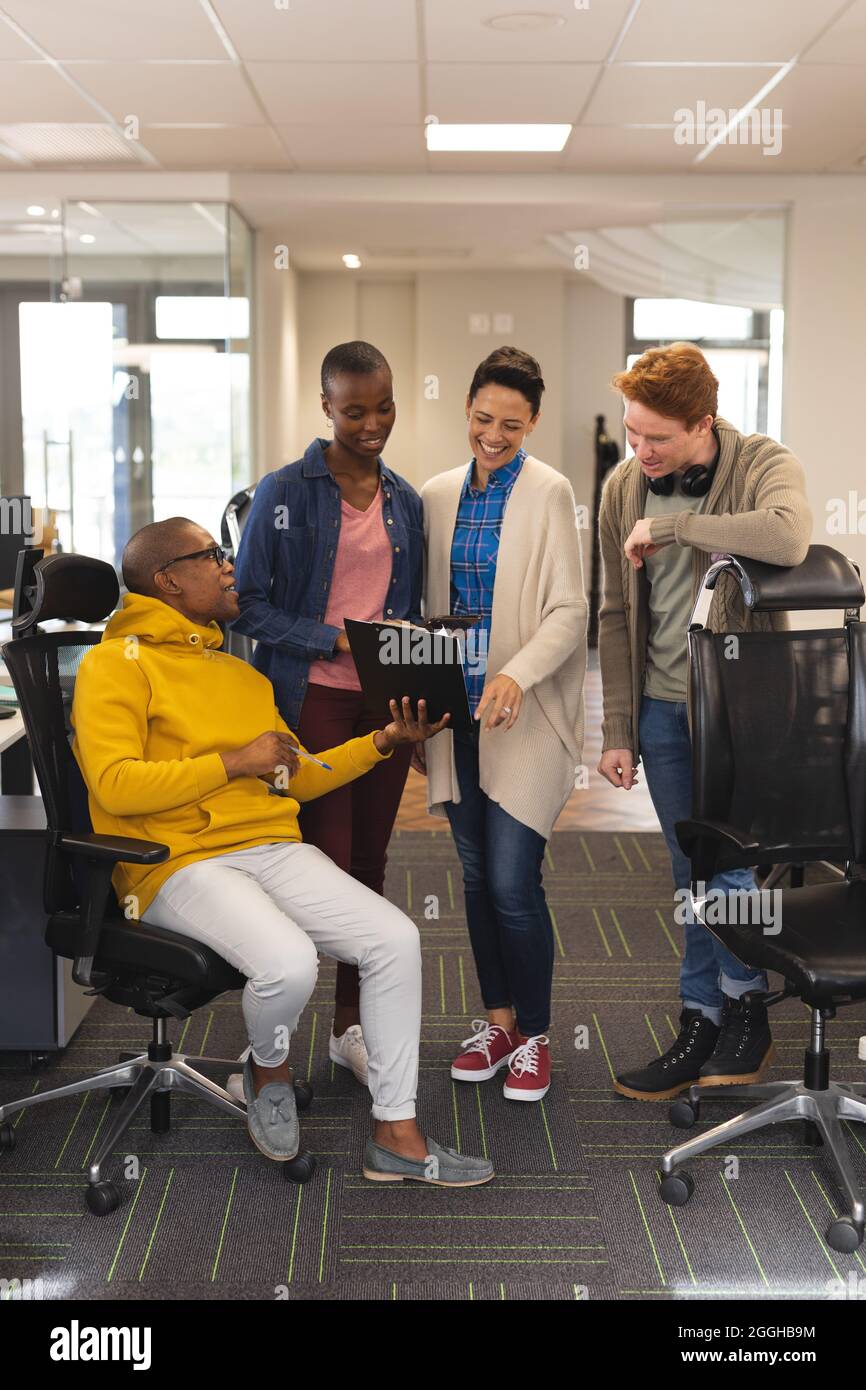 Teamwork male female diverse hi-res stock photography and images - Alamy