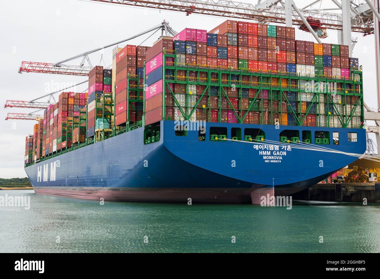 Cargo container crates on HMM Gaon Monrovia moored at Southampton docks ...