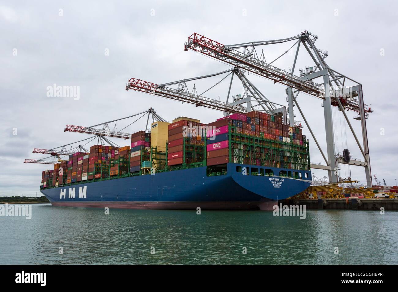 Shipping containers southampton docks uk hi-res stock photography and ...
