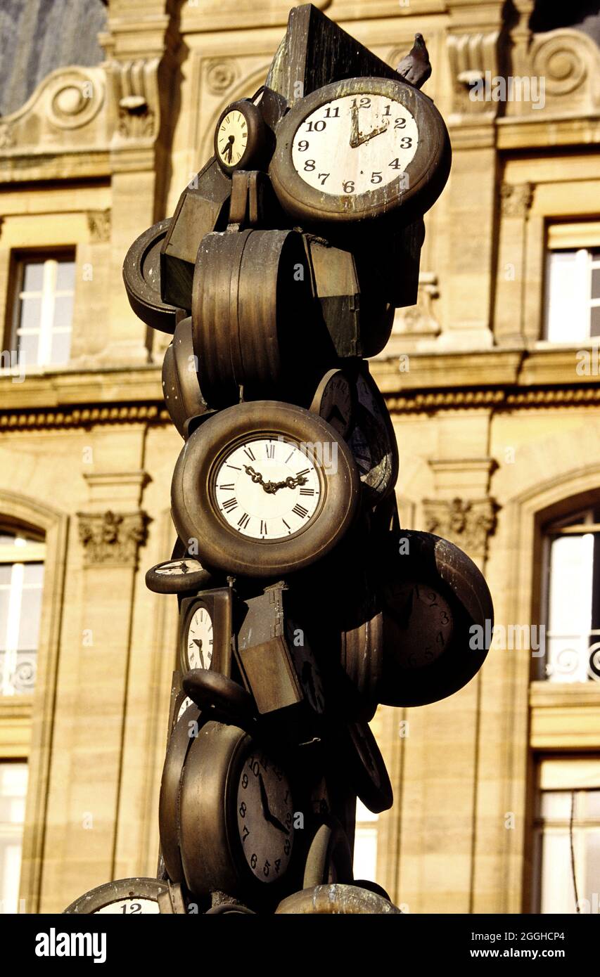 FRANCE.PARIS (75) CLOCKS ON SAINT-LAZARE TRAIN STATION Stock Photo - Alamy