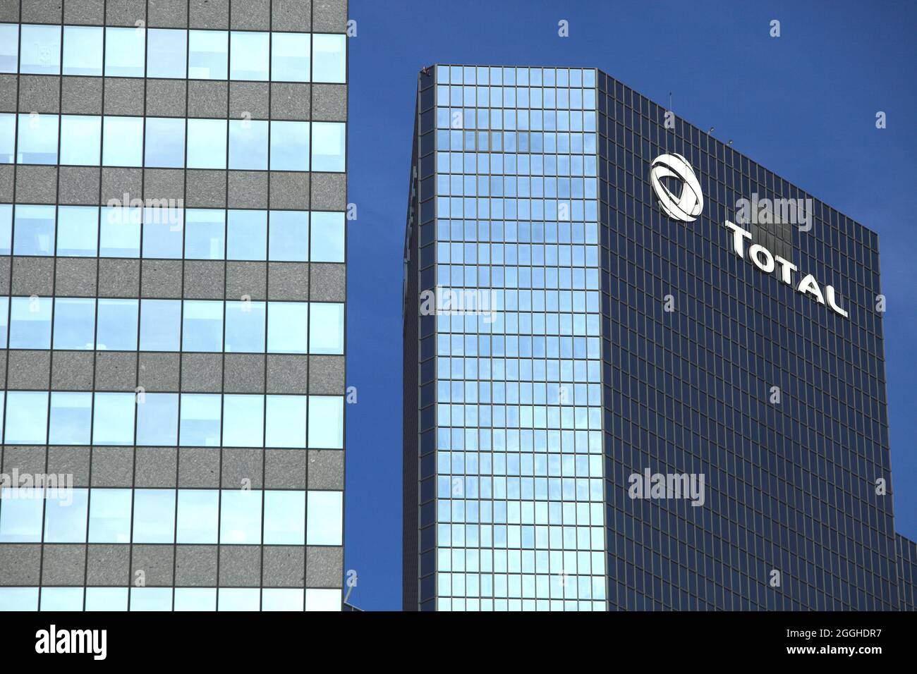 FRANCE. HAUTS-DE-SEINE (92) LA DEFENSE BUSINESS DISTRICT. TOTAL TOWER ...
