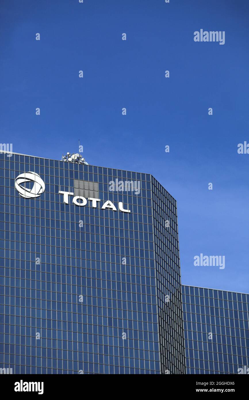 FRANCE. HAUTS-DE-SEINE (92) LA DEFENSE BUSINESS DISTRICT. TOTAL TOWER ...