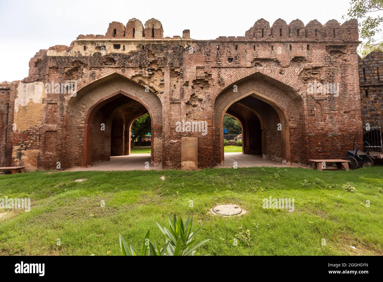 View of the famous Kashmere Gate monument in north Delhi Stock Photo ...